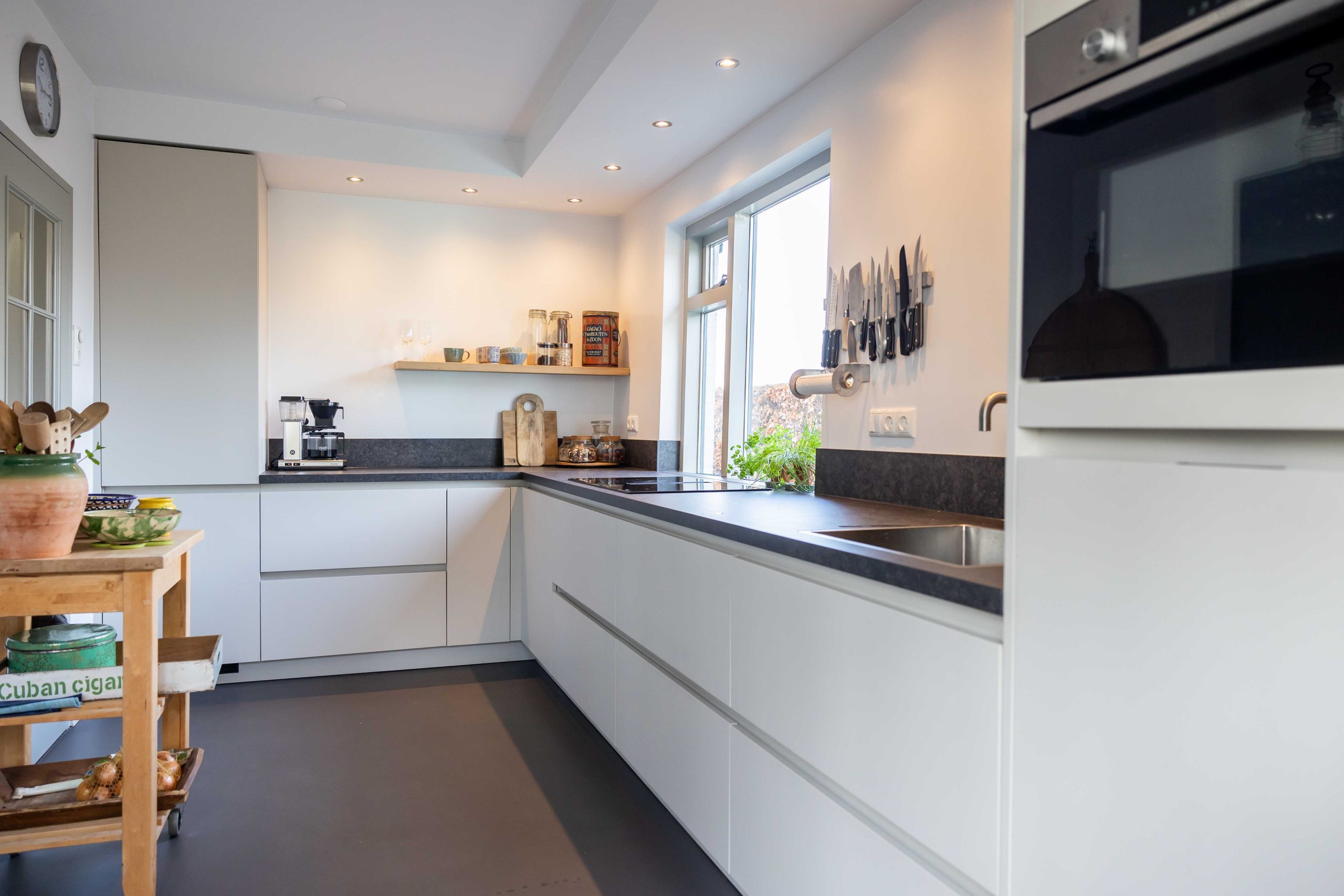 Witte keuken met Keramiek werkblad - Inhuis Keukens